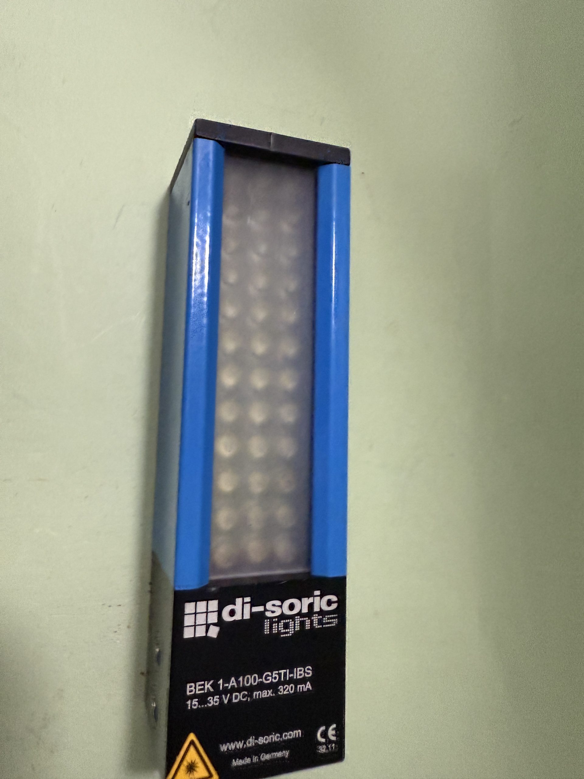 The di-soric BEK 1-A100-G5TI-IBS is a white LED bar light